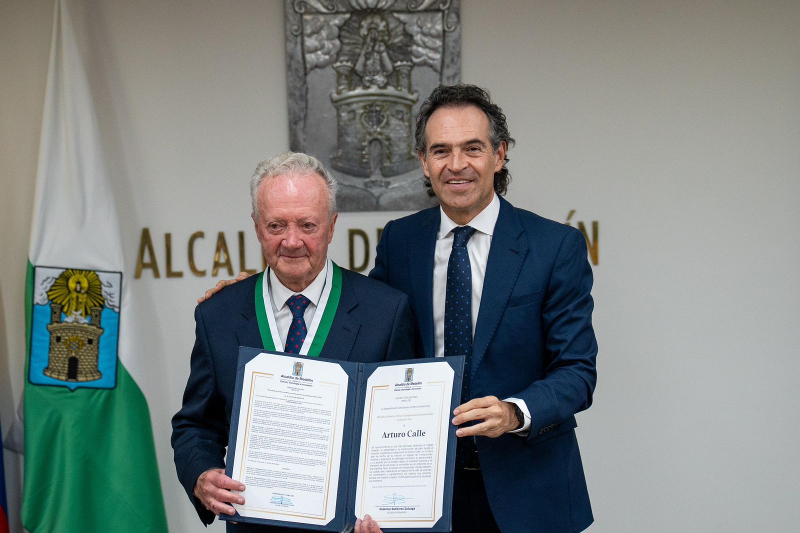 Arturo Calle recibe la Medalla al Mérito Cívico y Empresarial Gonzalo ...